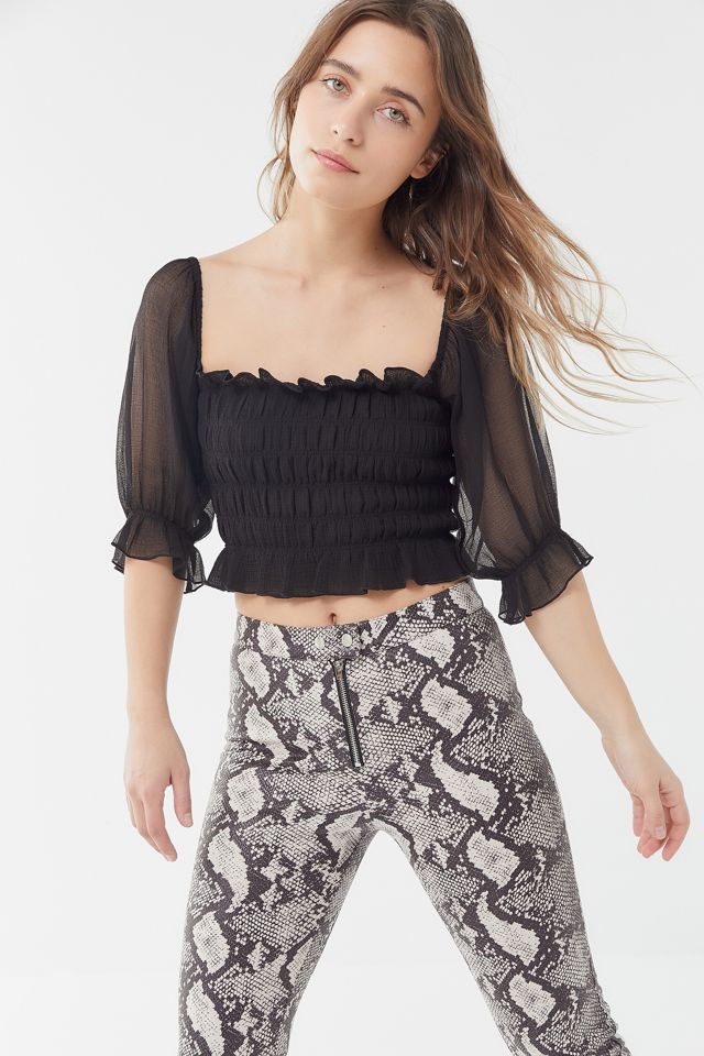 UO Sierra Sheer Smocked Cropped Top | Urban Outfitters ES