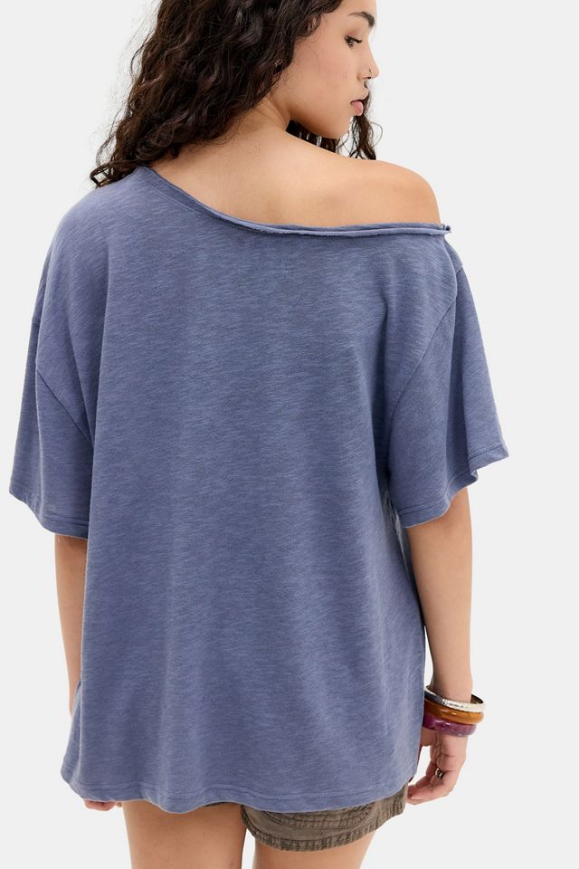 BDG Courtney Graphic Off-Shoulder T-Shirt | Urban Outfitters UK