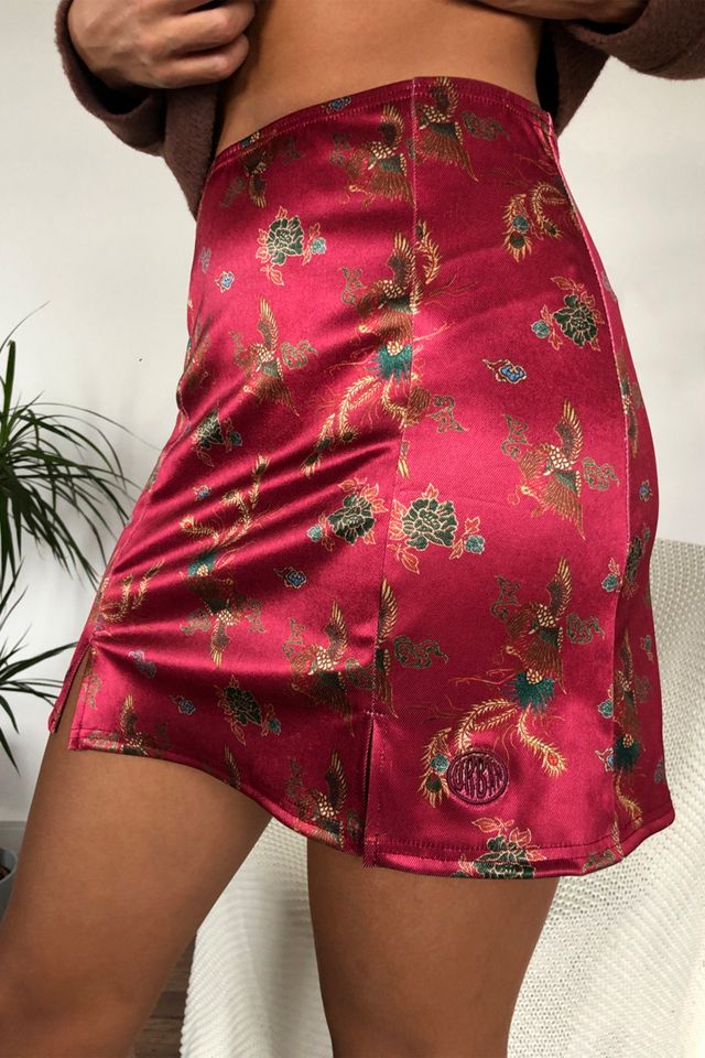 UO - Jupe courte à ourlet fendu en satin motif dragon | Urban Outfitters FR