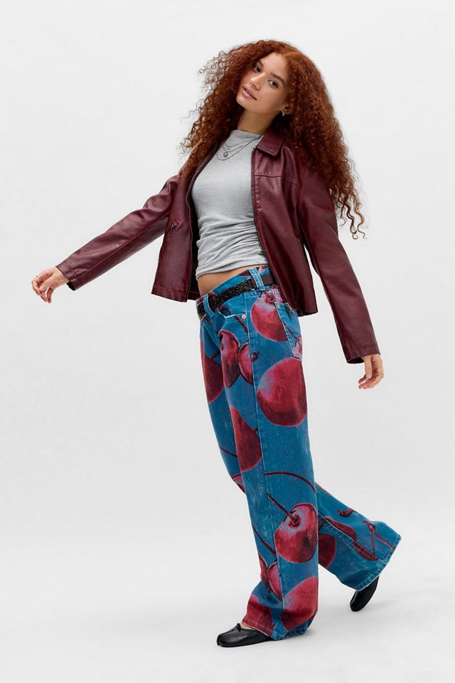 BDG Kayla Jeans mit Kirschmuster und Tiefem Bund | Urban Outfitters DE