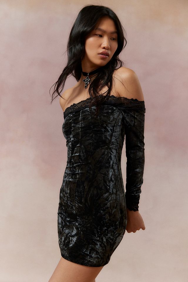 Kimchi Blue Ryder Velvet & Lace Mini Dress | Urban Outfitters UK
