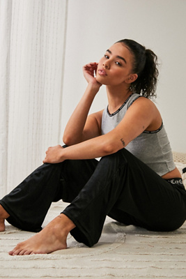 Juicy Couture - Pantalon évasé en velours Vicky | Urban Outfitters FR