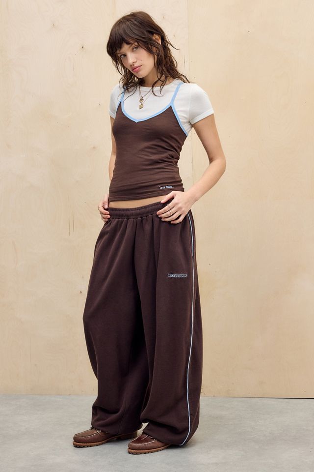 iets frans... Cami Cuello en V Leo | Urban Outfitters ES