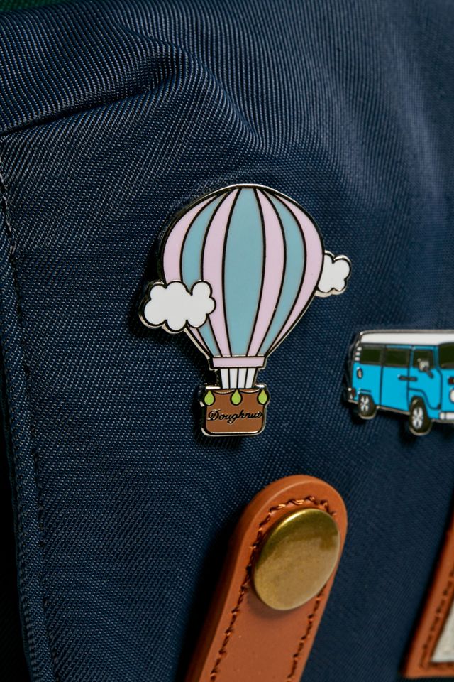 Insignia del pin del globo aerostático Doughnut | Urban Outfitters ES