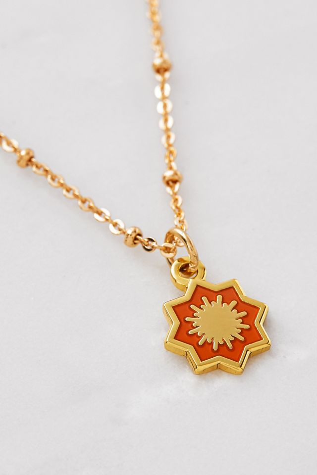 Mirabelle Sun Star Collar chapado en oro | Urban Outfitters ES