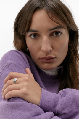 Regal Rose Taken Shield Signet Ring | Urban Outfitters ES