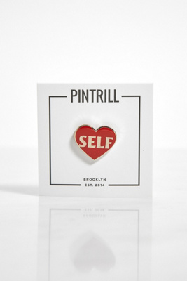 Insignia de Pin de Amor Propio de Pintrill | Urban Outfitters ES