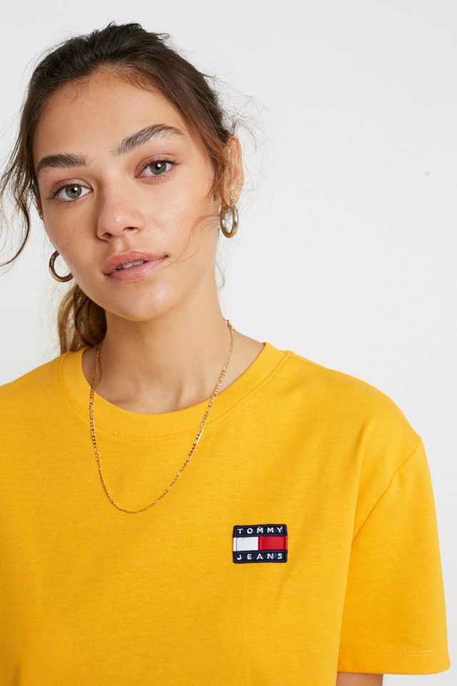 Tommy Jeans – T-Shirt mit Emblem-Logo | Urban Outfitters DE