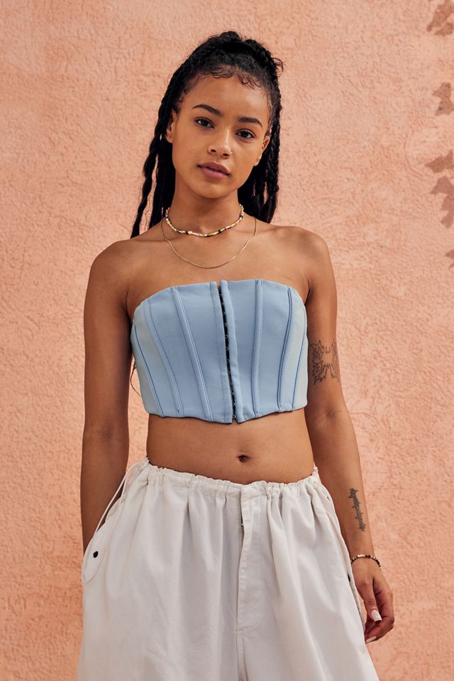 Love Triangle – Crop Top mit Korsettoptik in Blau | Urban Outfitters DE