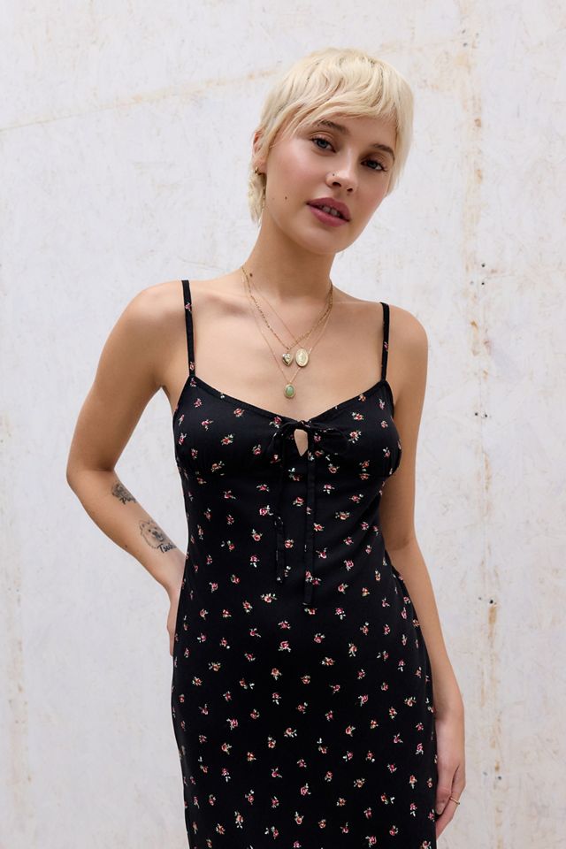 Robe midi Motel noire Posine à petites fleurs | Urban Outfitters FR