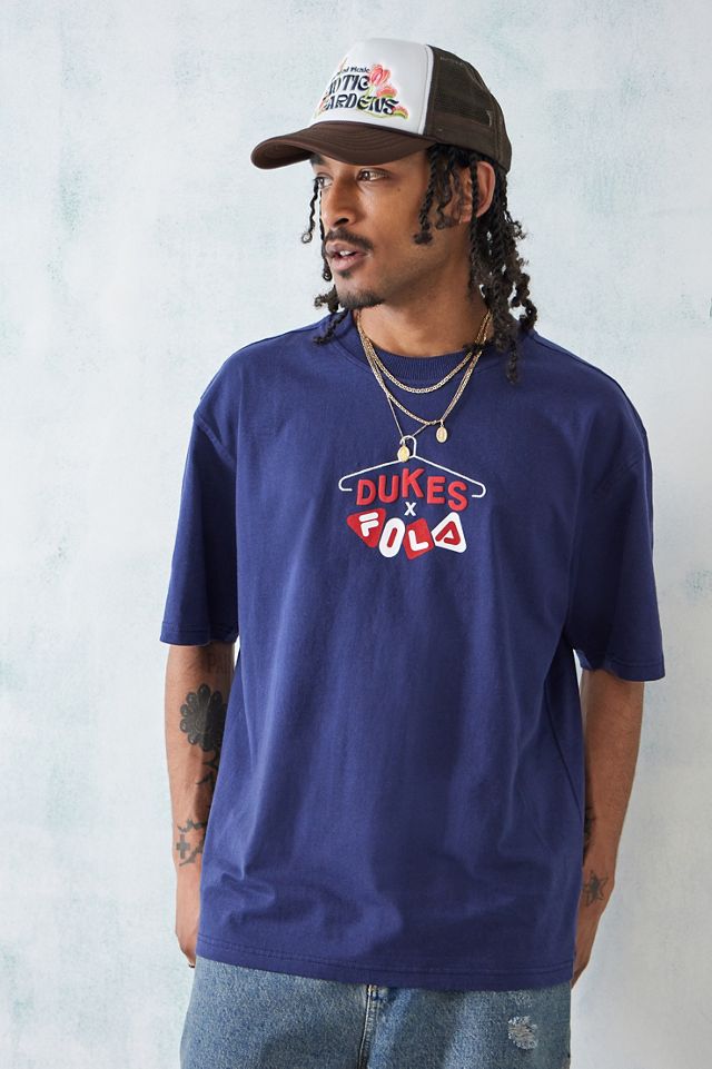 FILA x Dukes Cupboard UO Camiseta exclusiva Navy Logan | Urban ...