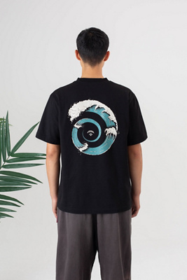 Camiseta Temp Collective UO Exclusive Black Wave Swirl | Urban ...