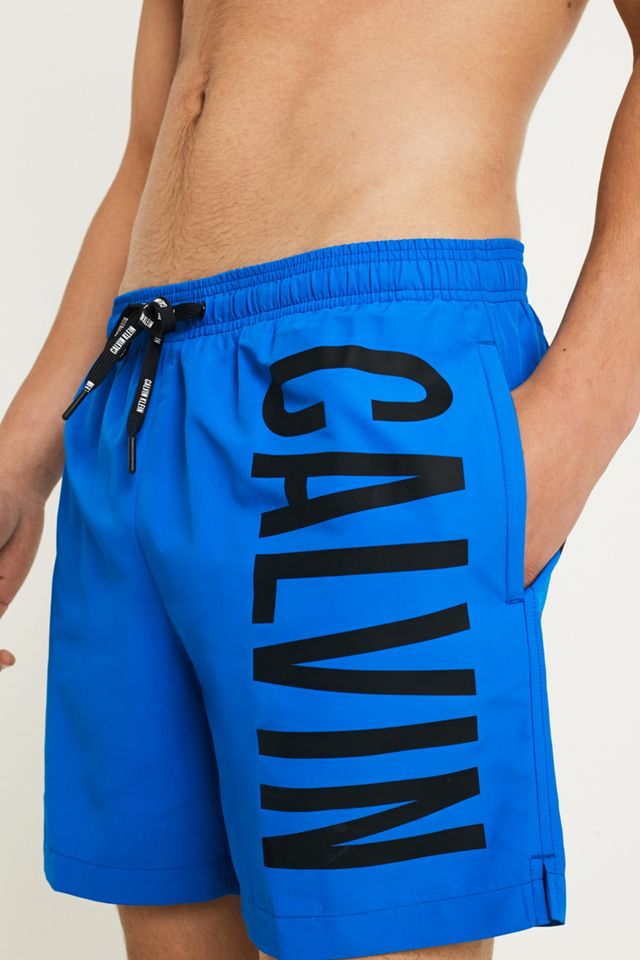 Calvin Klein Intense Power Blue Swim Shorts | Urban Outfitters ES
