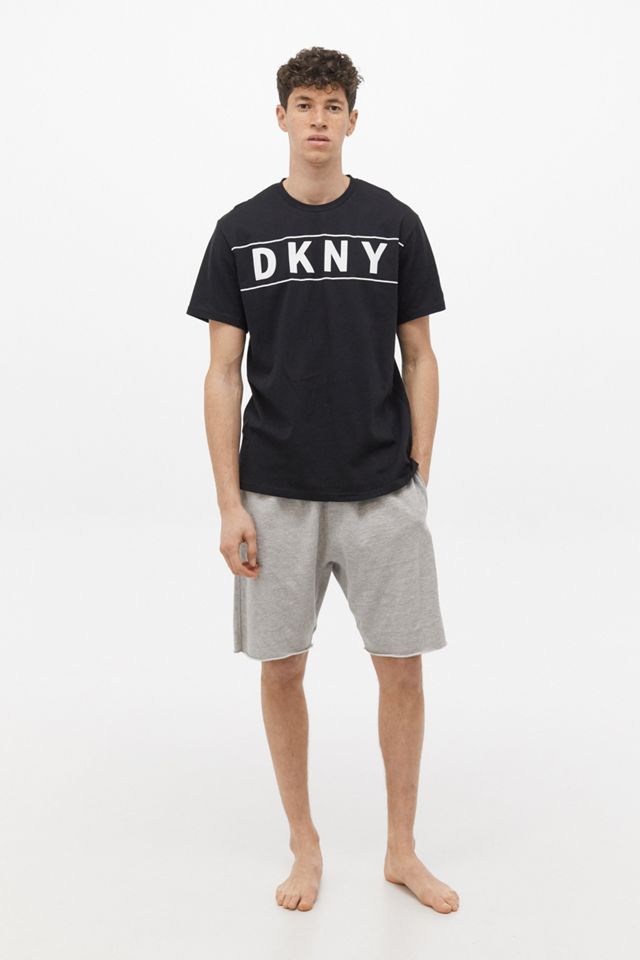 Camiseta negra DKNY | Urban Outfitters ES