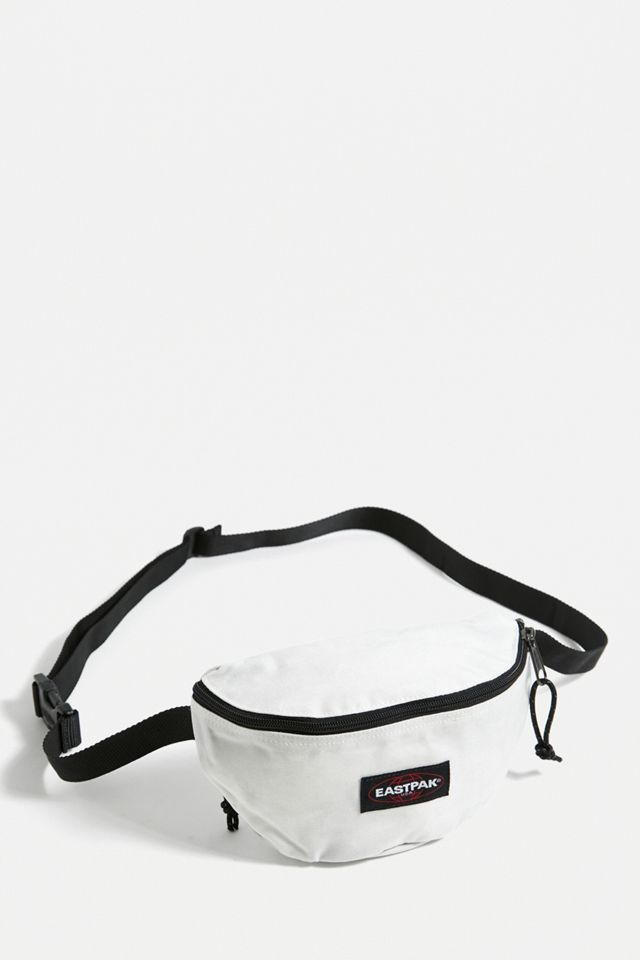 eastpak-bolso-white-springer-bum-urban-outfitters-es