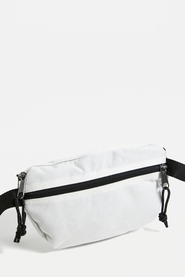 Eastpak Bolso White Springer Bum | Urban Outfitters ES