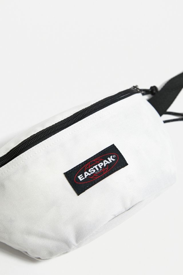 Eastpak Bolso White Springer Bum | Urban Outfitters ES