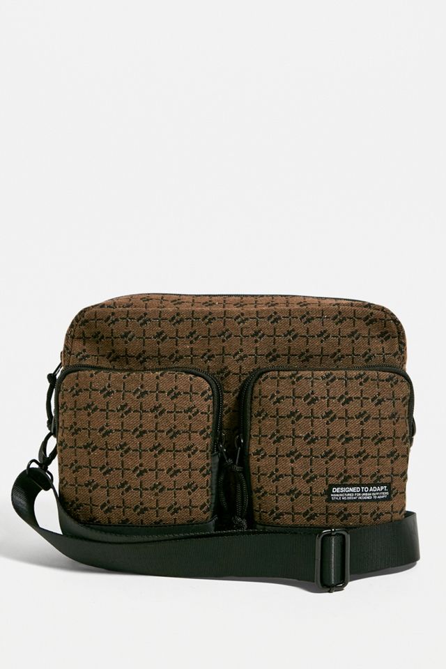 iets frans... Bolso de Cámara con Logo | Urban Outfitters ES