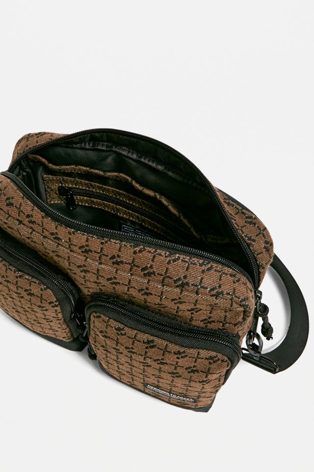 iets frans... Bolso de Cámara con Logo | Urban Outfitters ES