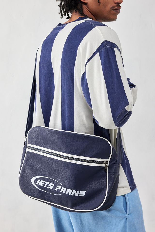 IETS Frans... Borsa a tracolla da calcio blu navy | Urban Outfitters IT
