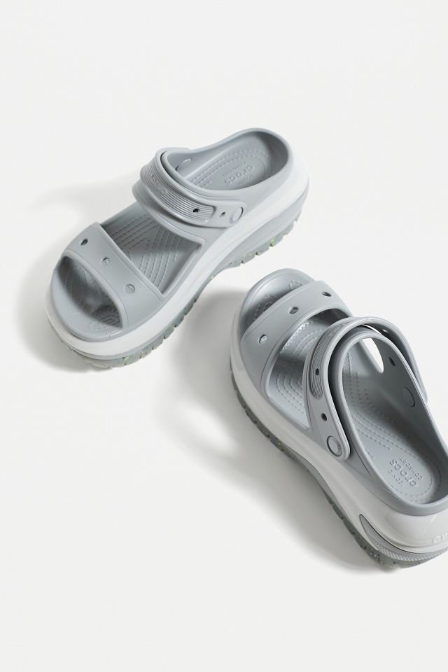 Crocs Sandalias Mega Crush grises | Urban Outfitters ES