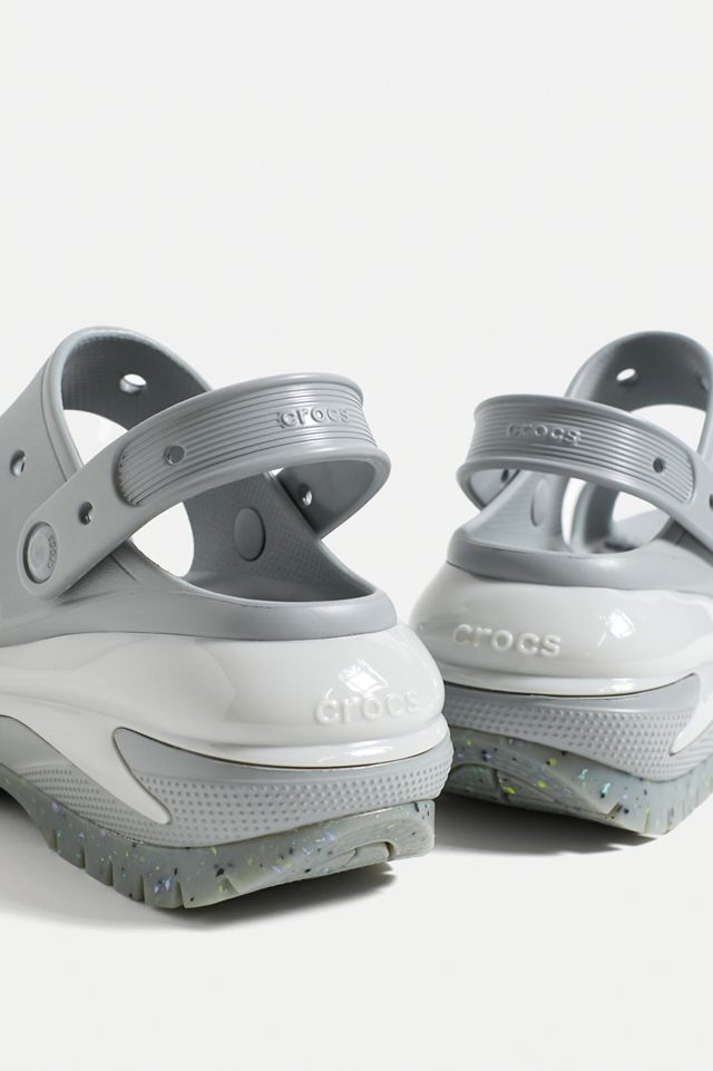 Crocs Sandalias Mega Crush grises | Urban Outfitters ES