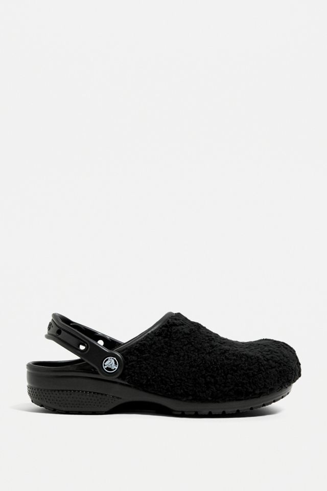 Crocs Black Fuzz Mania Zuecos | Urban Outfitters ES