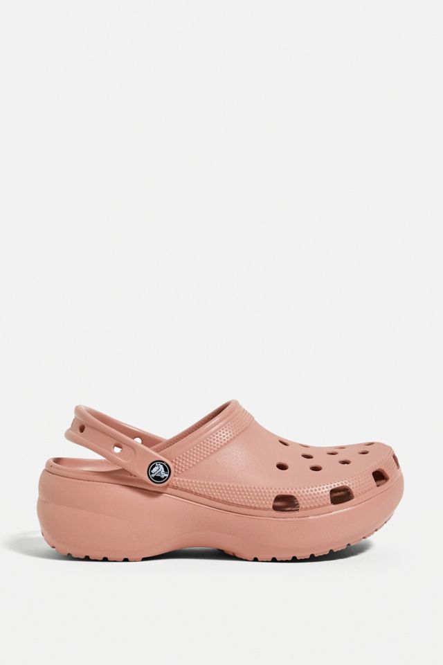 Crocs Blush Classic Tapón de plataforma | Urban Outfitters ES