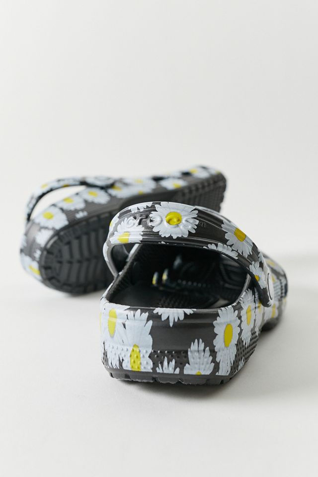 Crocs Black Daisy Print Zuecos clásicos | Urban Outfitters ES