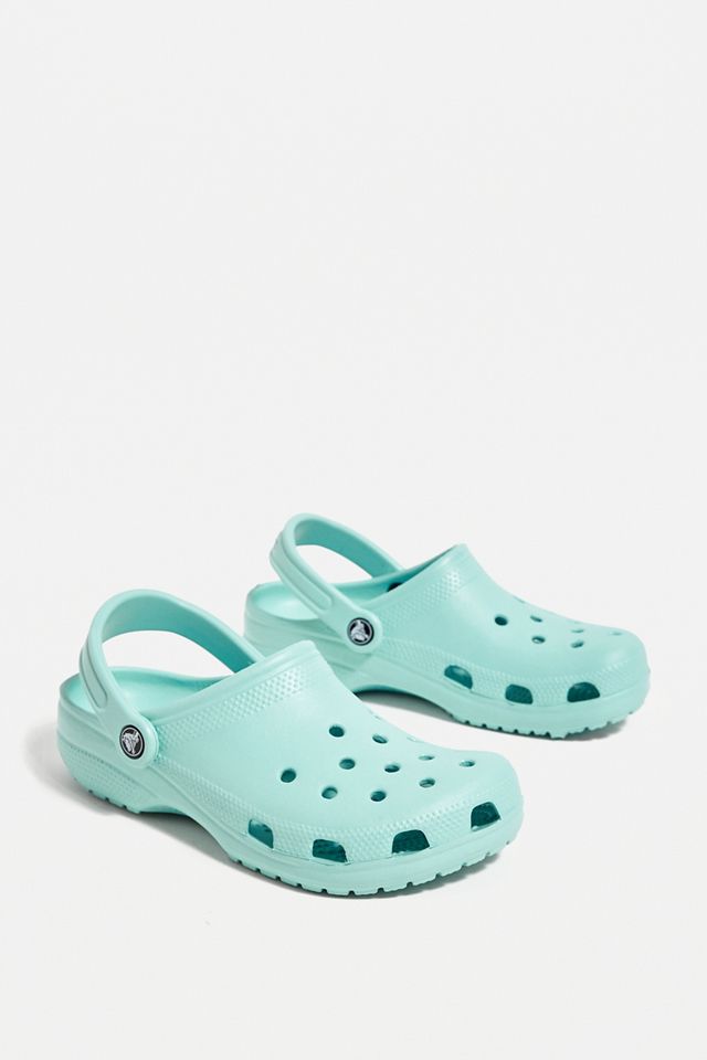 Zuecos Clásicos Pure Water de Crocs | Urban Outfitters ES