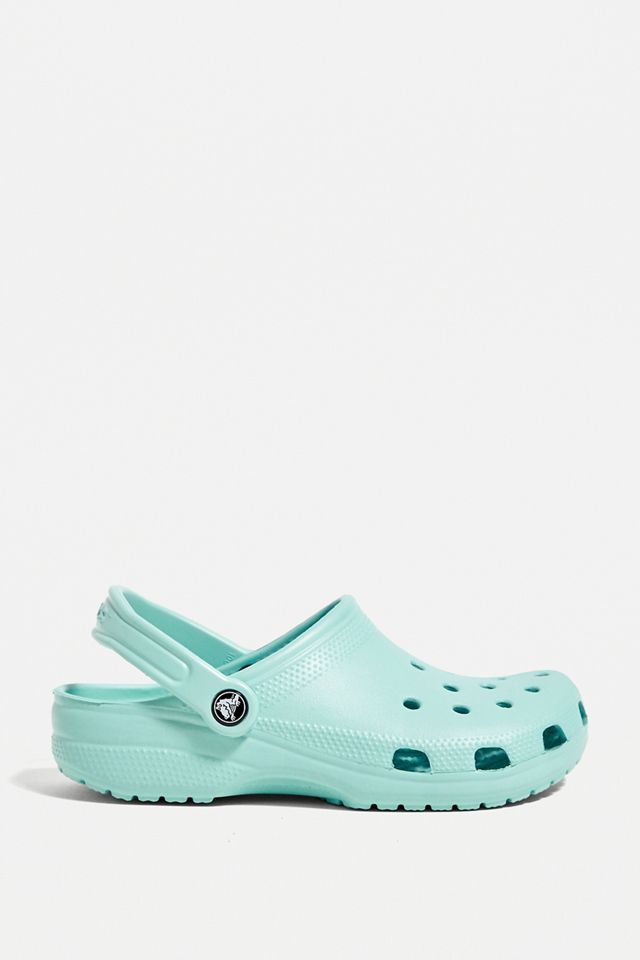 Zuecos Clásicos Pure Water de Crocs | Urban Outfitters ES