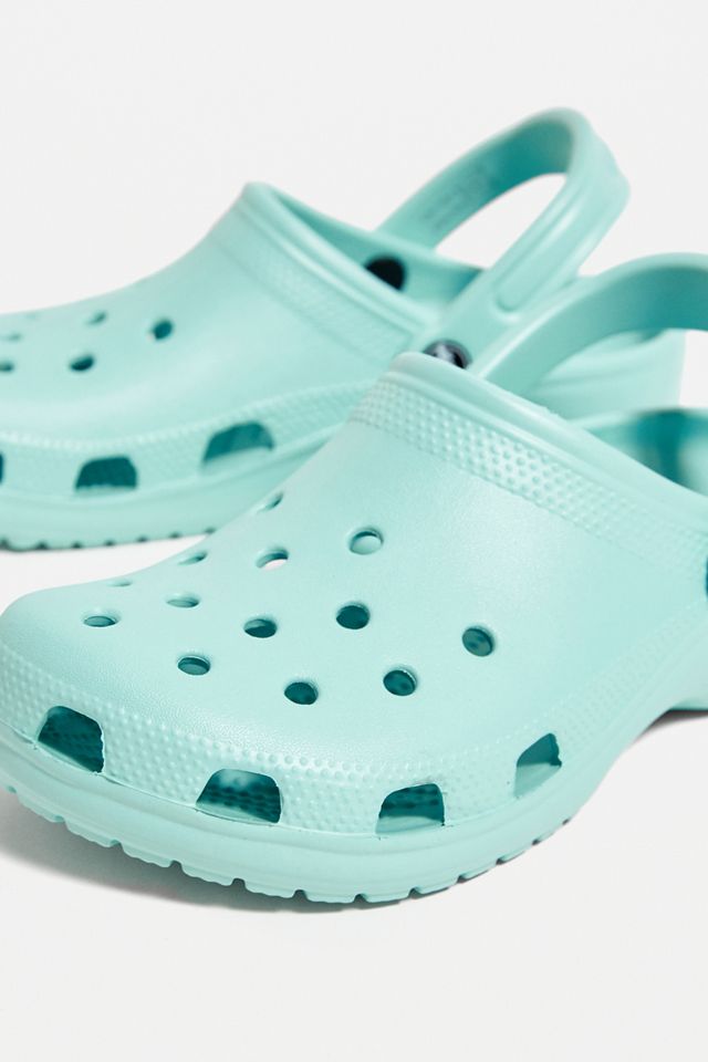 Crocs Zuecos clásicos de agua pura | Urban Outfitters ES