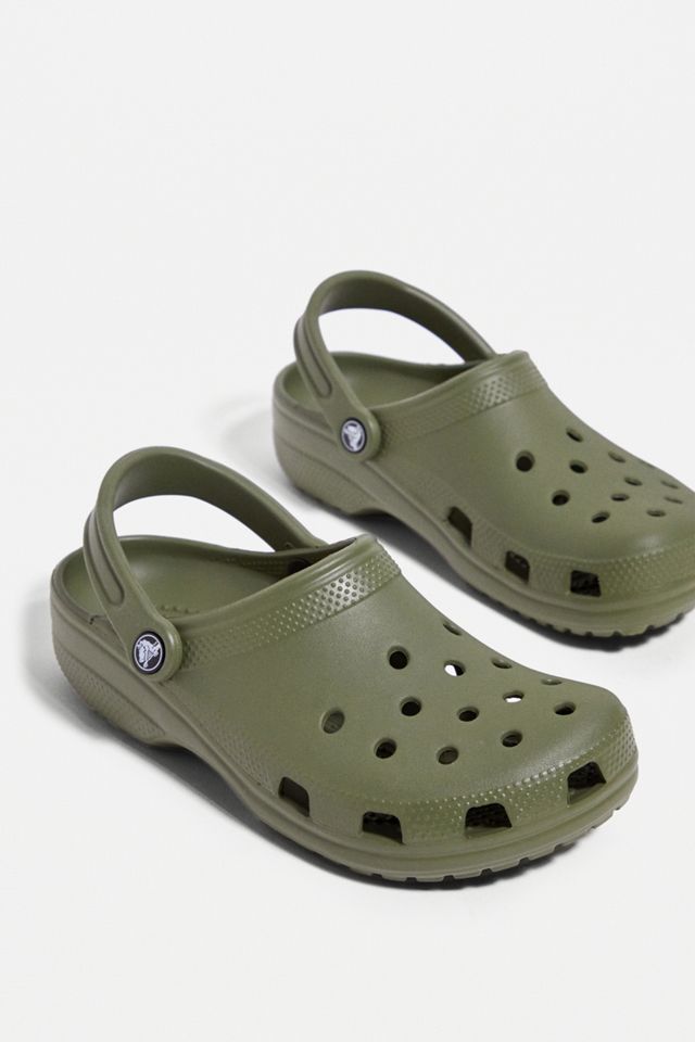 Zuecos Clásicos Crocs Verde Militar | Urban Outfitters ES