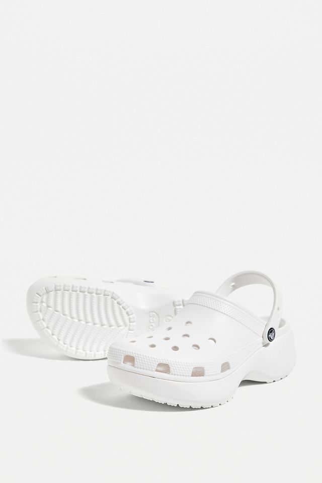 Sabots classiques blancs à plateforme Crocs | Urban Outfitters FR