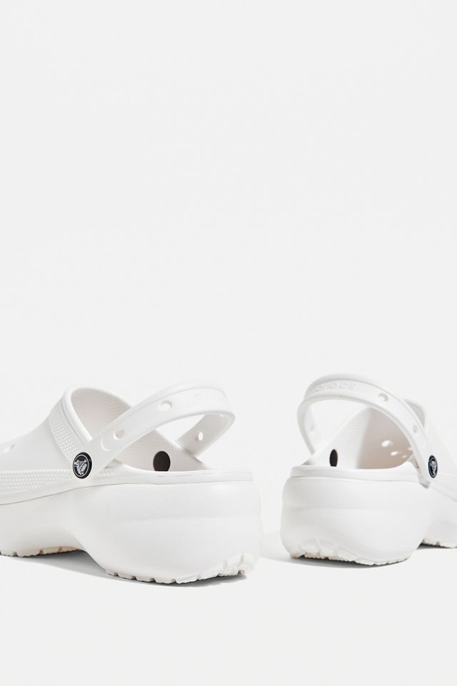 Sabots classiques blancs à plateforme Crocs | Urban Outfitters FR
