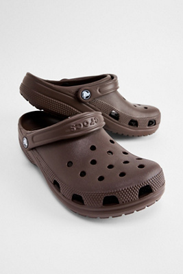 Sabots classiques Crocs café | Urban Outfitters FR