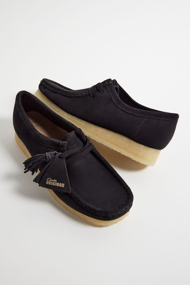 Chaussures Wallabee Clarks Originals en Daim Marron | Urban Outfitters FR