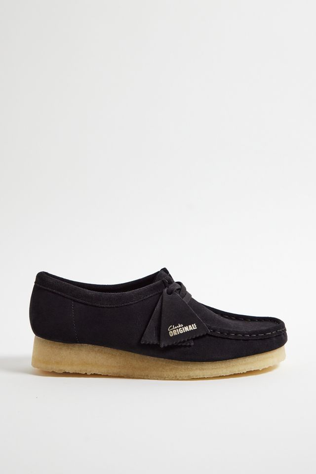 Chaussures Wallabee Clarks Originals en Daim Marron | Urban Outfitters FR