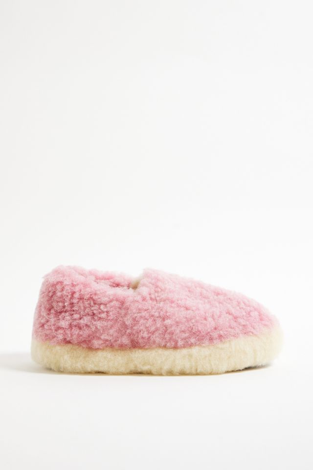 Pantoufles roses en laine Yoko | Urban Outfitters FR