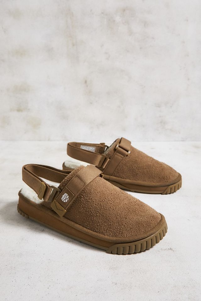 SHAKA – Wildleder-Clogs „Snug Boa" in Hellbraun | Urban Outfitters DE