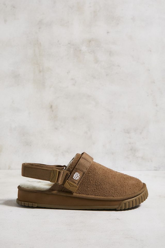 SHAKA – Wildleder-Clogs „Snug Boa" in Hellbraun | Urban Outfitters DE
