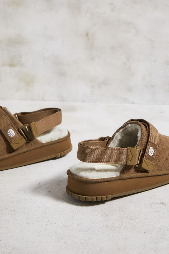 SHAKA – Wildleder-Clogs „Snug Boa" in Hellbraun | Urban Outfitters DE