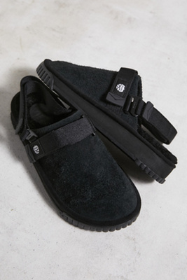 SHAKA – Gemütliche Wildleder-Clogs in Schwarz | Urban Outfitters DE
