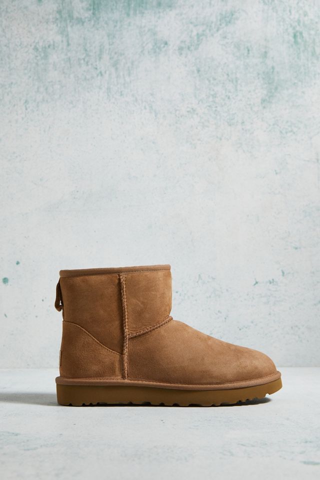UGG - Bottes Classic Mini II marron | Urban Outfitters FR