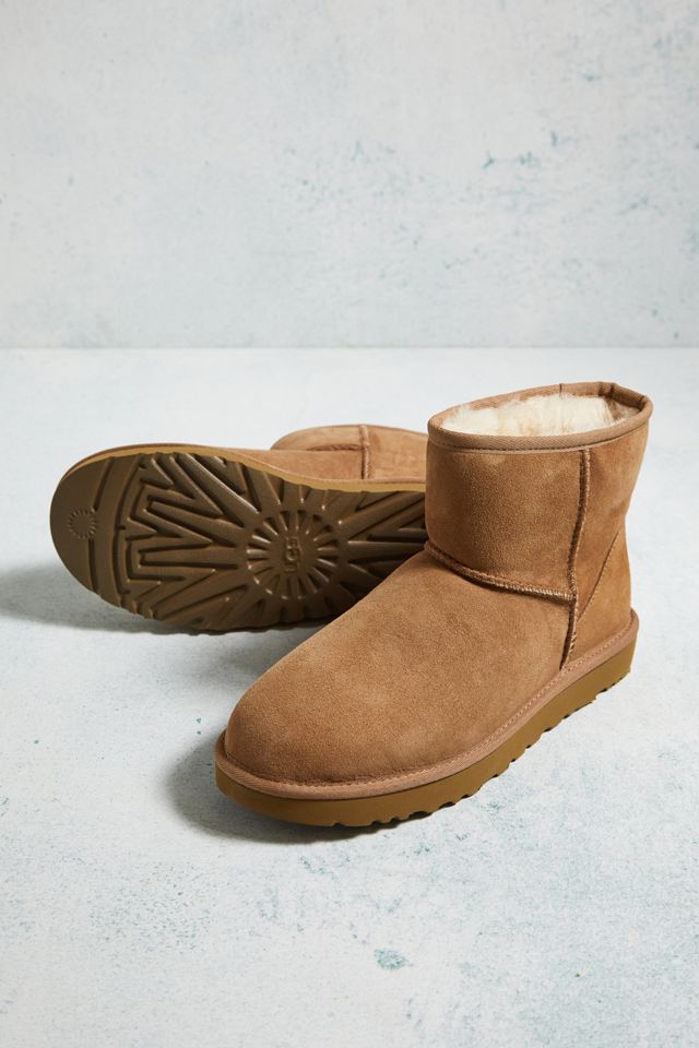 UGG - Bottes Classic Mini II marron | Urban Outfitters FR