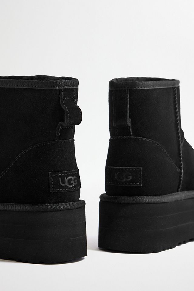 UGG Botas Mini Plataforma Clásicas Negras | Urban Outfitters ES