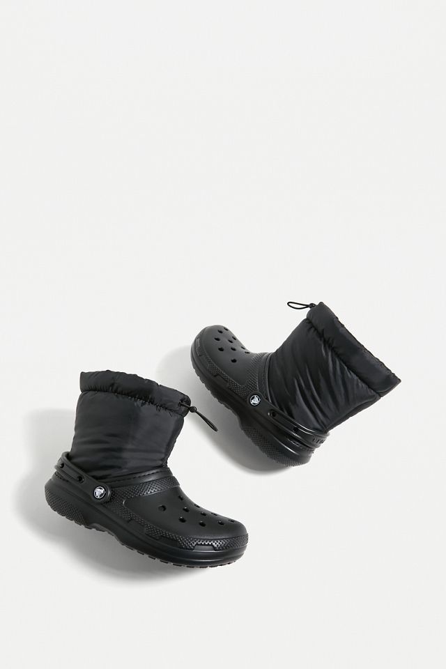 Crocs – Klassische gefütterte Puff Boots „Neo“ | Urban Outfitters DE