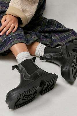 ASRA Rene Chelsea Boots | Urban Outfitters UK