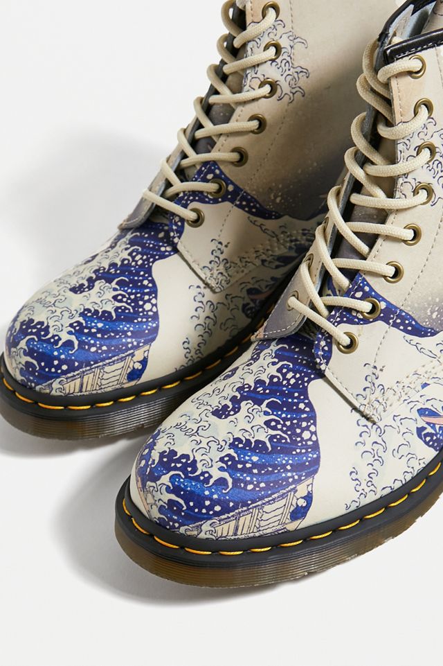 Dr. Martens x The Met 1460 The Great Wave Boots | Urban Outfitters UK