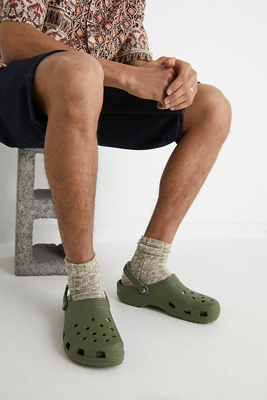 Zuecos Clásicos Crocs Verde Musgo | Urban Outfitters ES